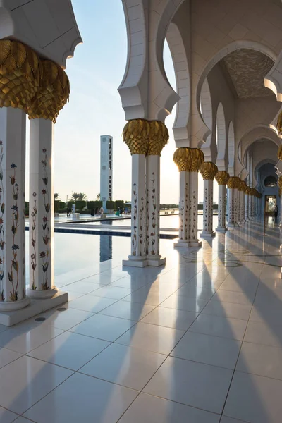White marble mosque in dubai Stock Photos, Royalty Free White marble ...