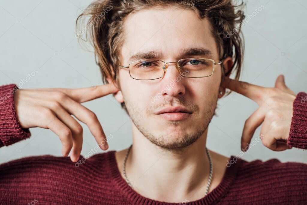 Primer plano retrato joven, enojado, infeliz, hombre estresado ...