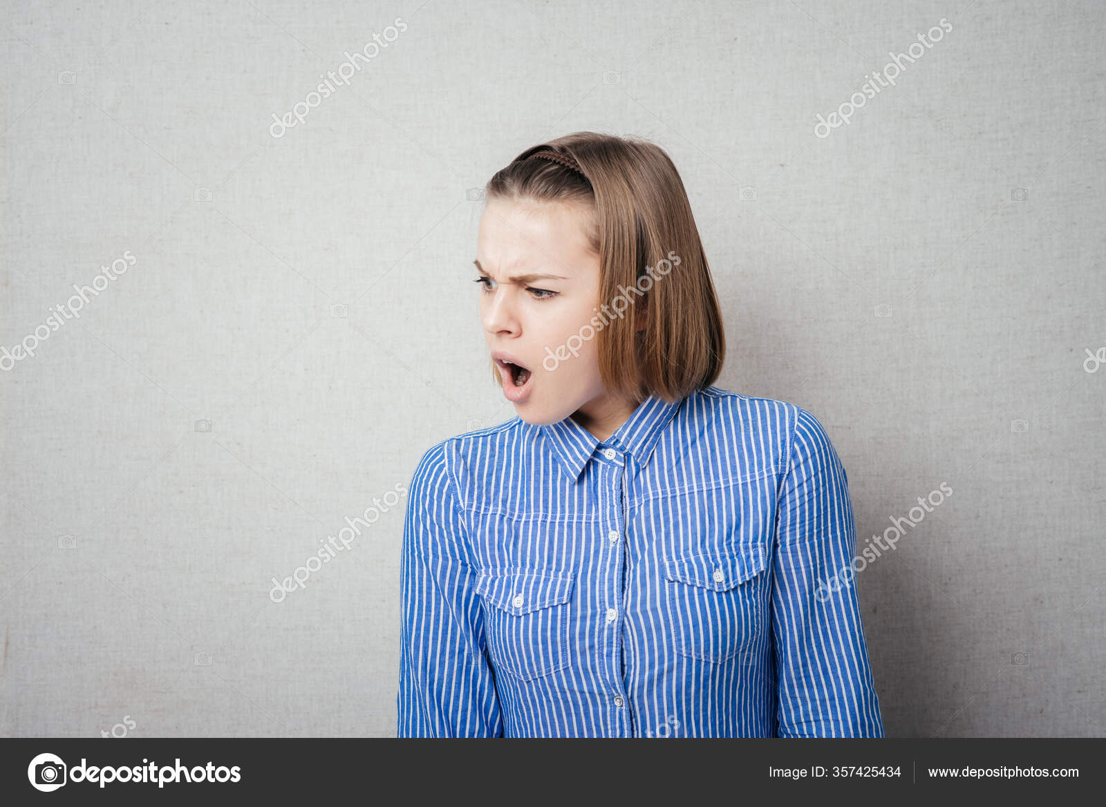 Young Woman Photo Studio Background Stock Photo by ©file404 357425434