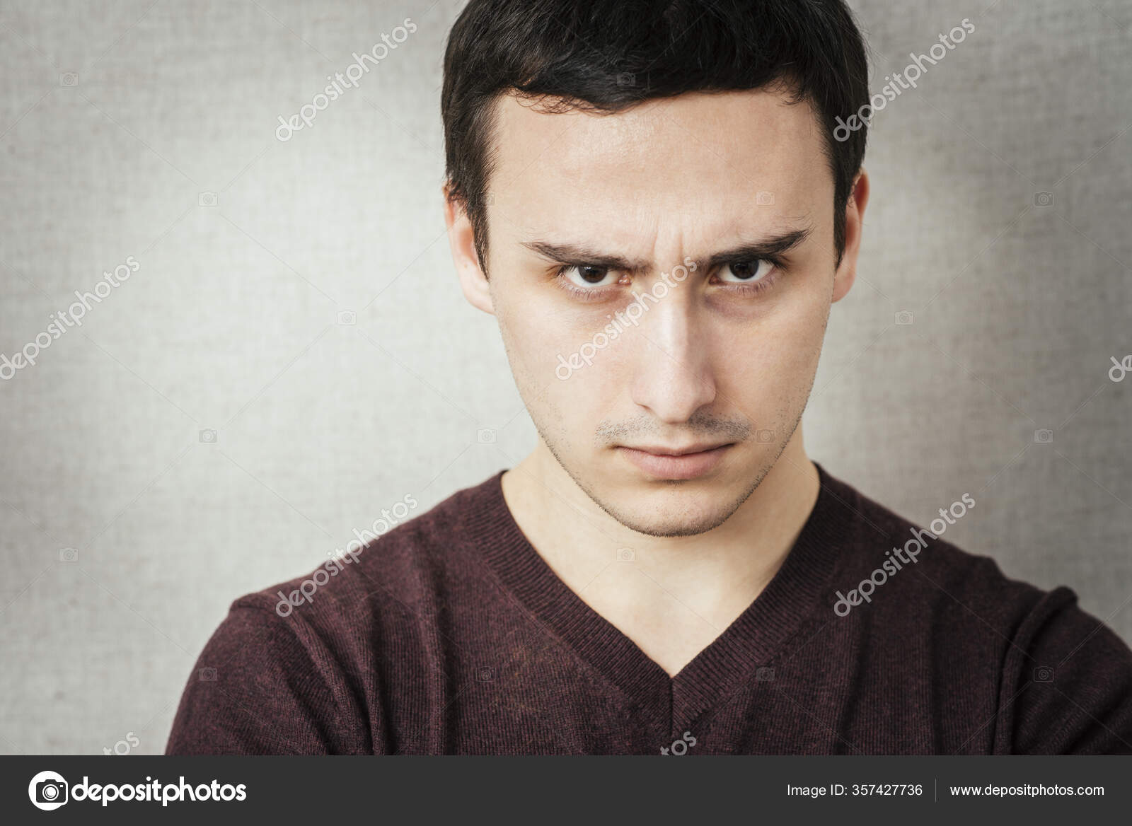 Retrato Del Hombre Disgustado Mirando Cámara: fotografía de stock ...