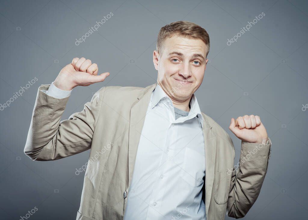 Retrato de primer plano de guapo, cansado, aburrido, tirado, bostezos ...