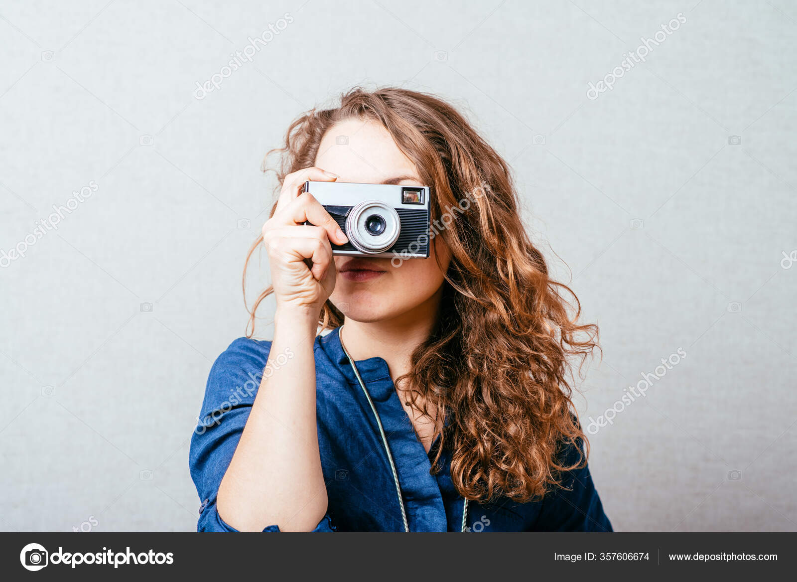 Girl Photographs Studio Background — Stock Photo © file404 #357606674