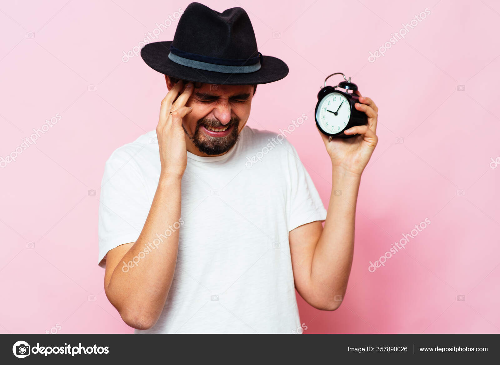 Reloj Hombre Retraso Contra Fondo Estudio — Foto de stock #357890026 ...