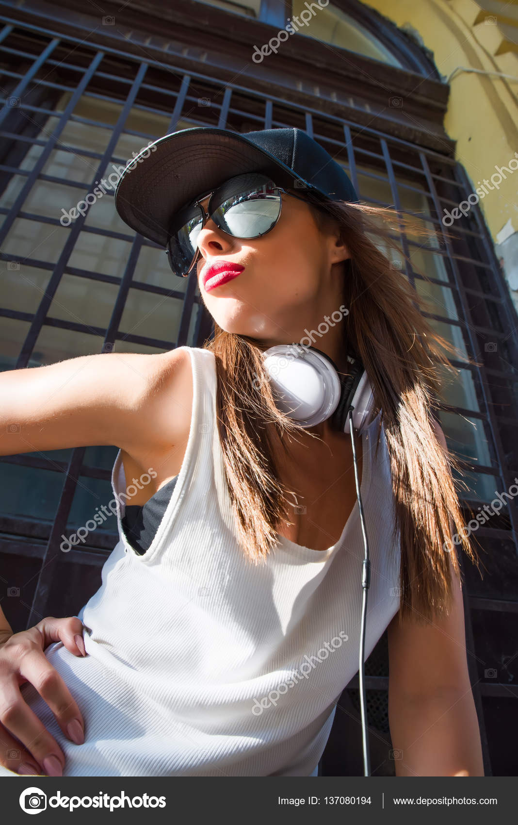 Rapper chica con auriculares en una ciudad europea: fotografía de stock ...