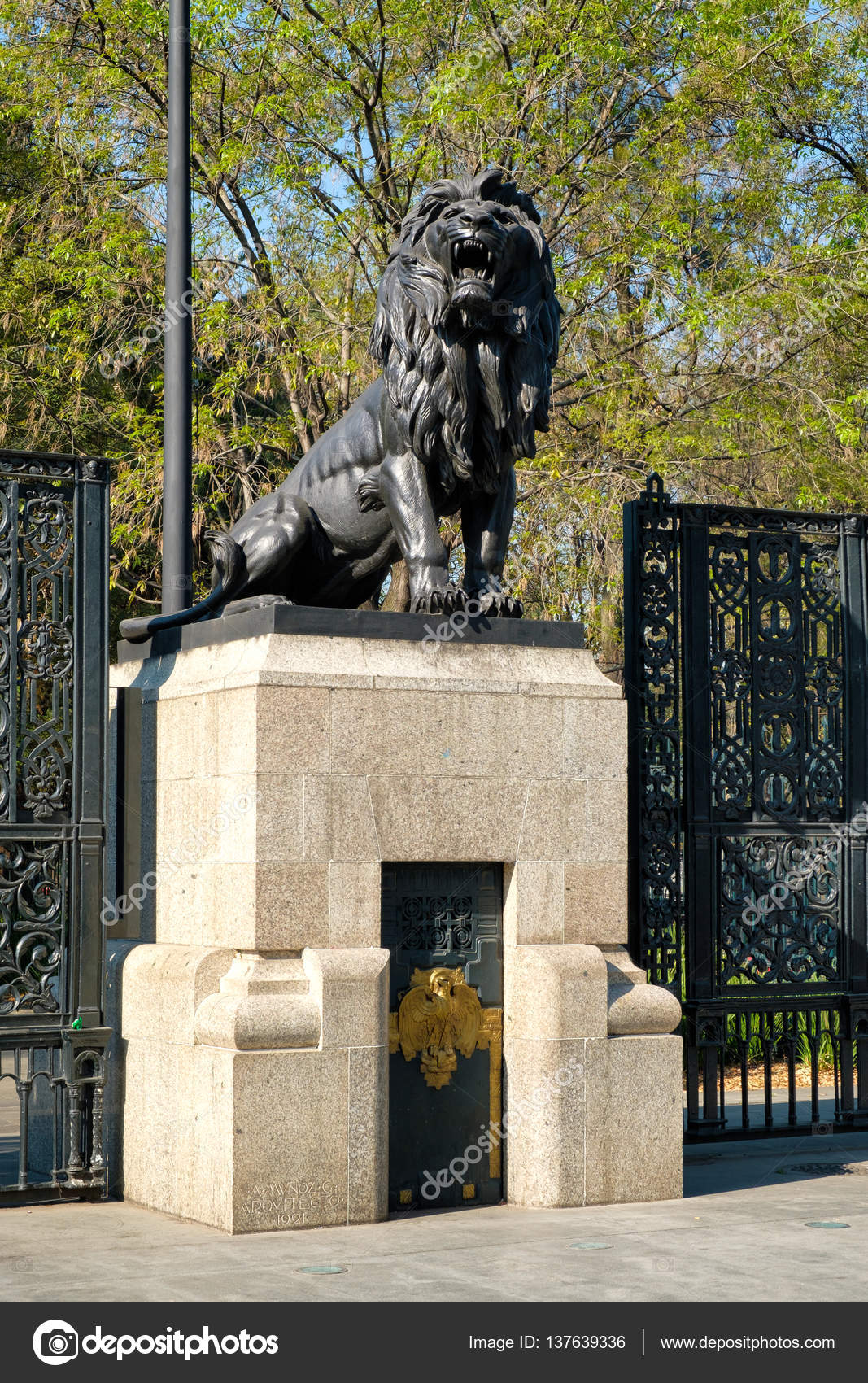 Bronze lion at the gates of Chapultepec Park in Mexico City — Stock ...