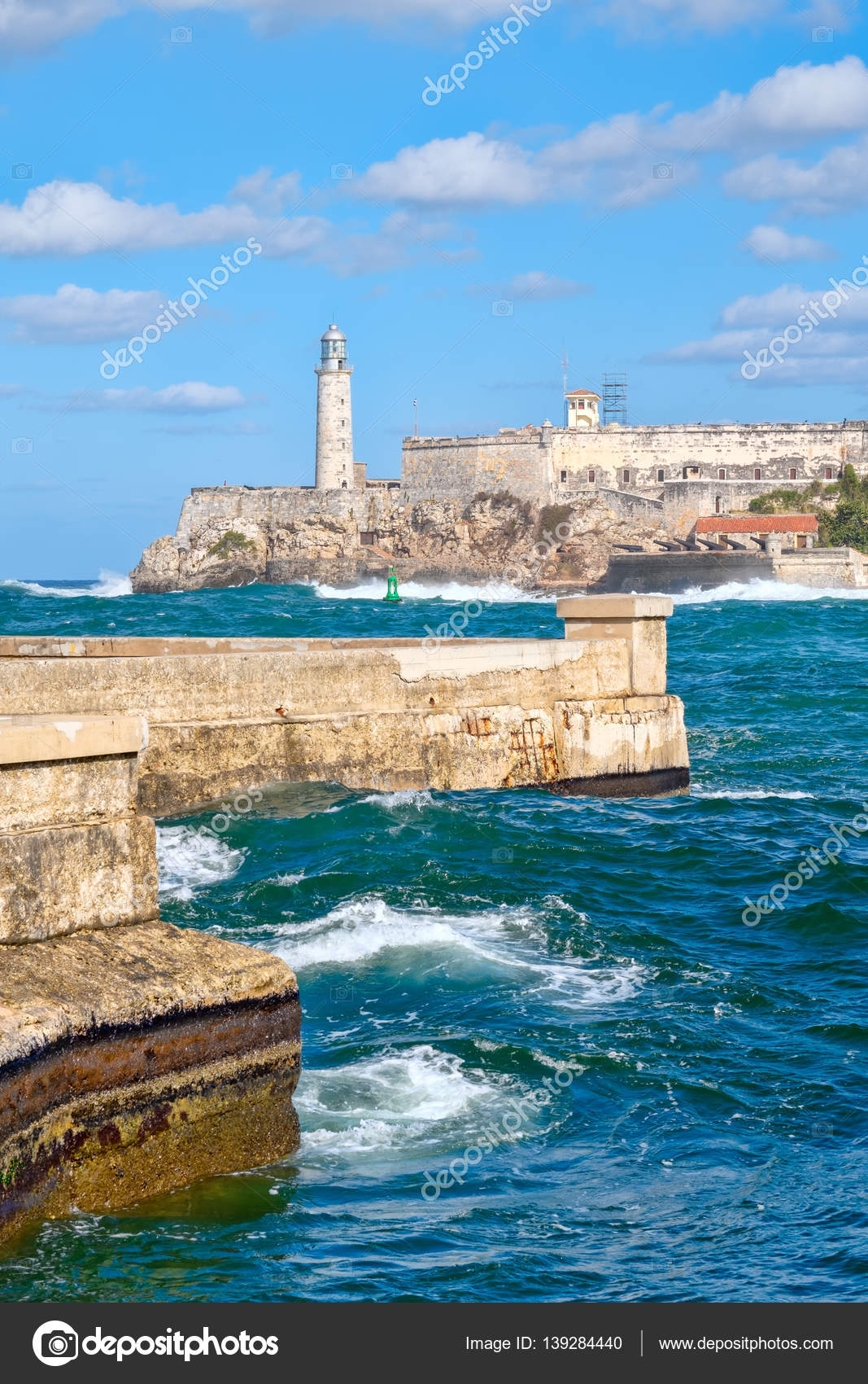 The fortress and lighthouse of El Morro and the Malecon seawall — Stock ...