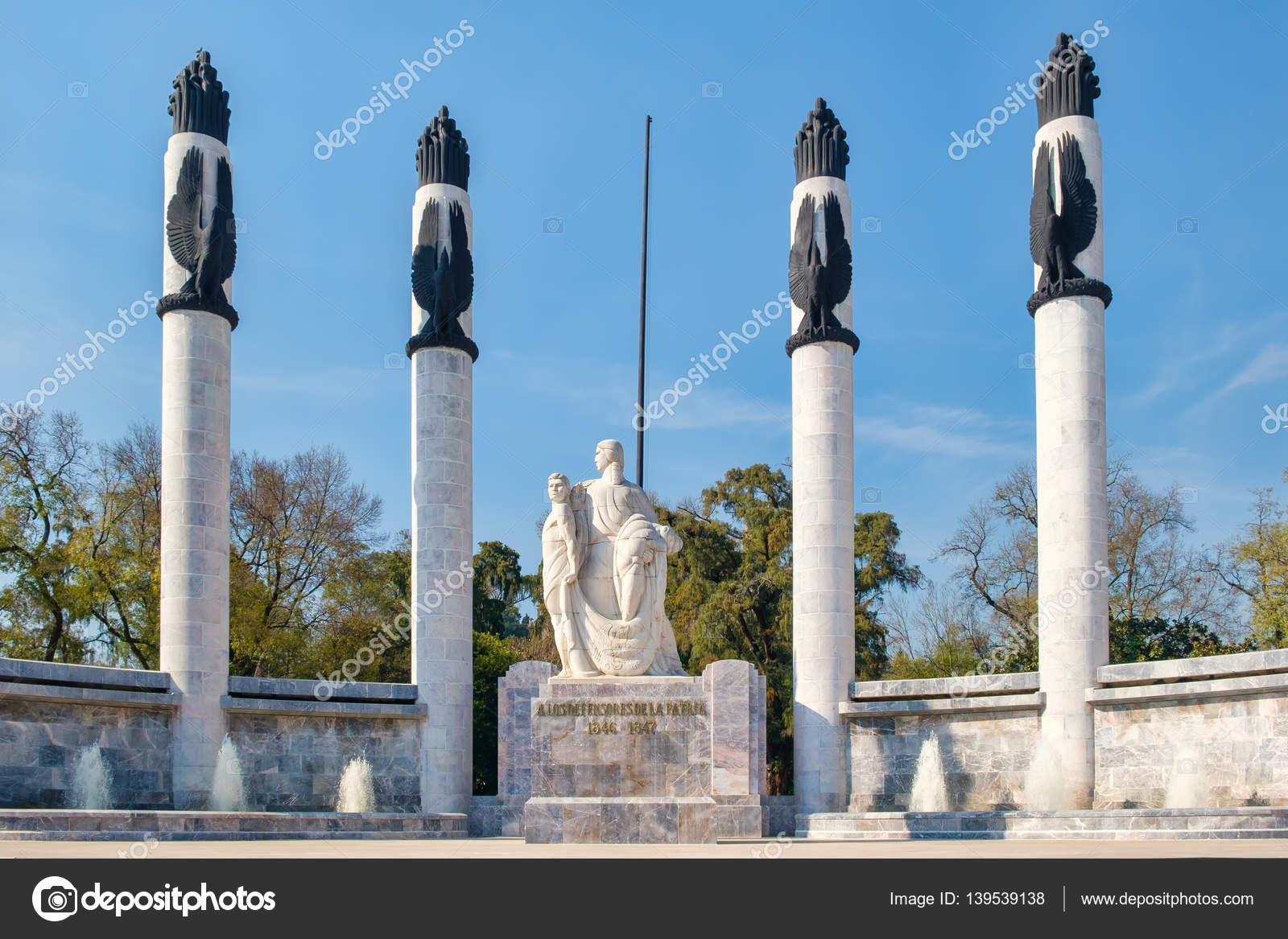 Monumento dedicado a los héroes caídos en defensa del castillo de ...