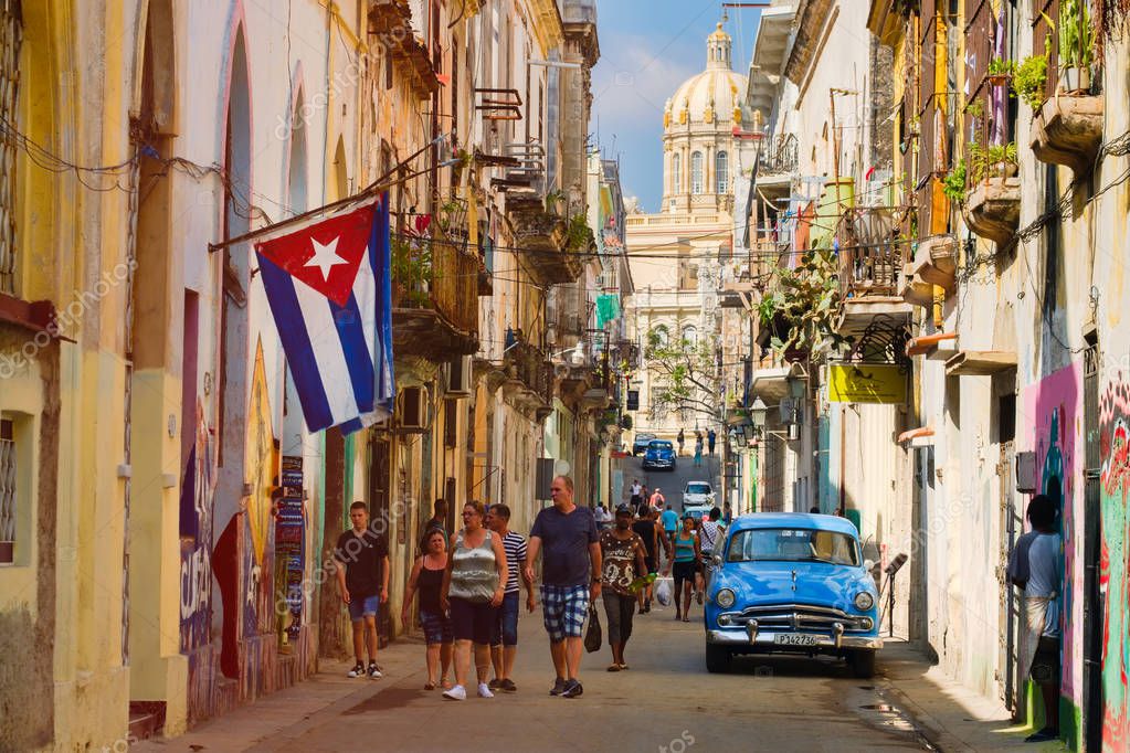 Street scene with cuban flag and classic car in Old Havana – Stock ...