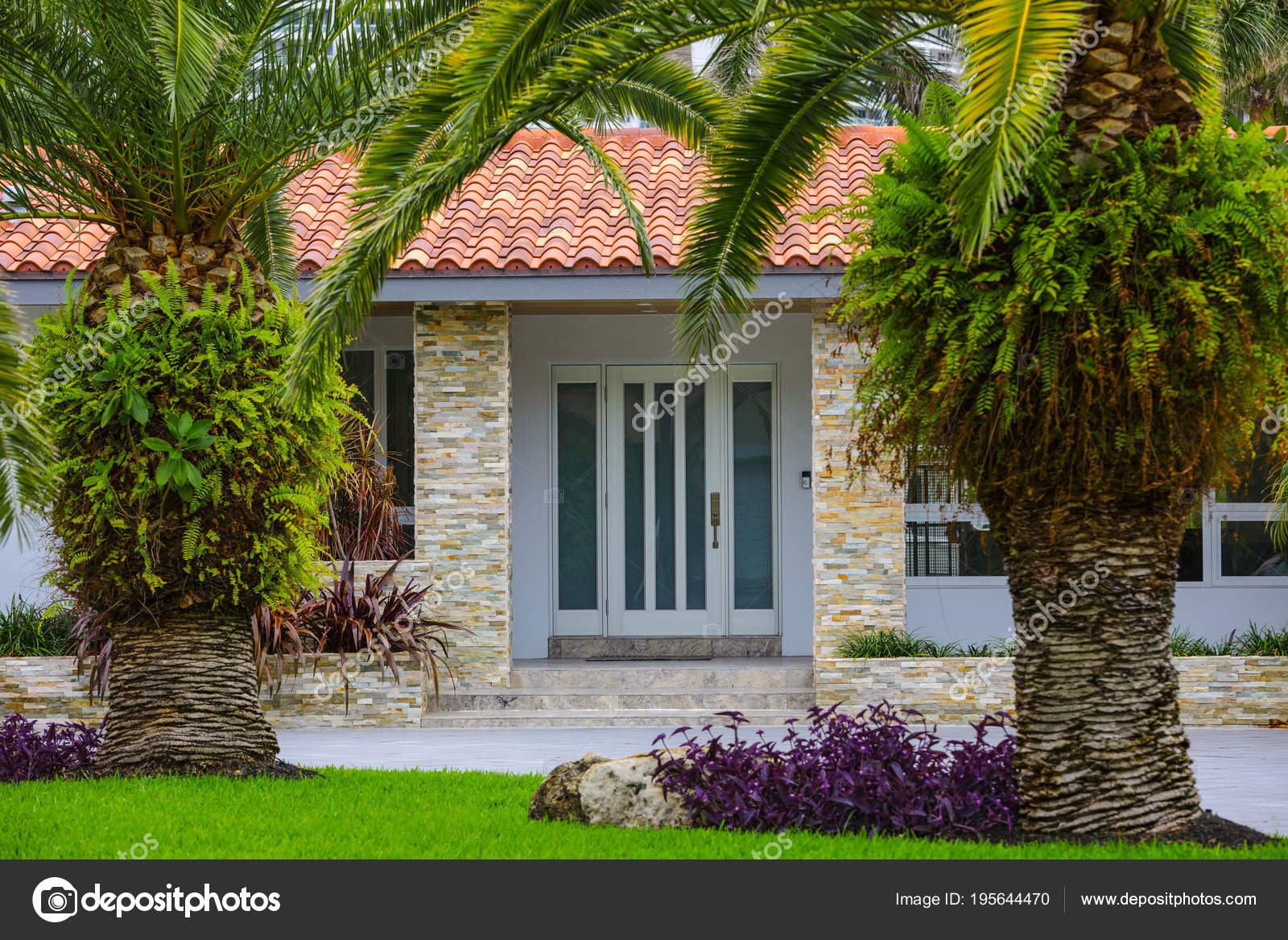 House with palm trees – Stock Editorial Photo © felixtm #195644470