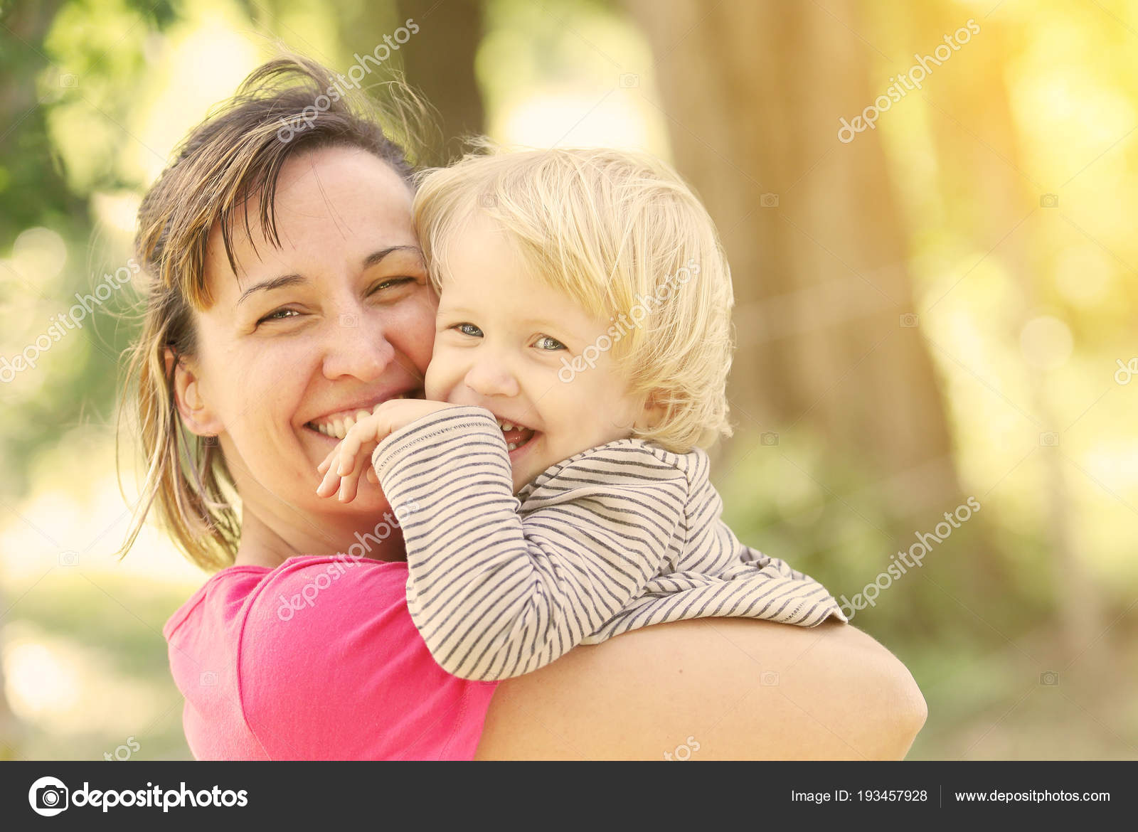 Sød Lille Barn Knus Hendes Mor — Stock-foto © joruba75 #193457928