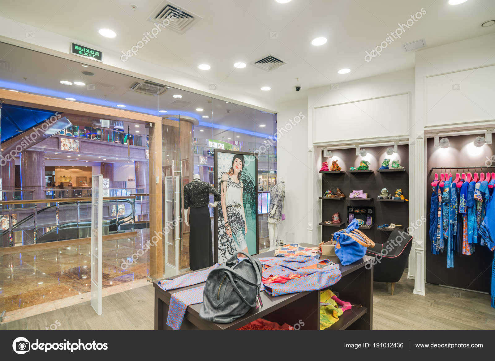 Modern store in shopping mall – Stock Editorial Photo © nikitabuida ...