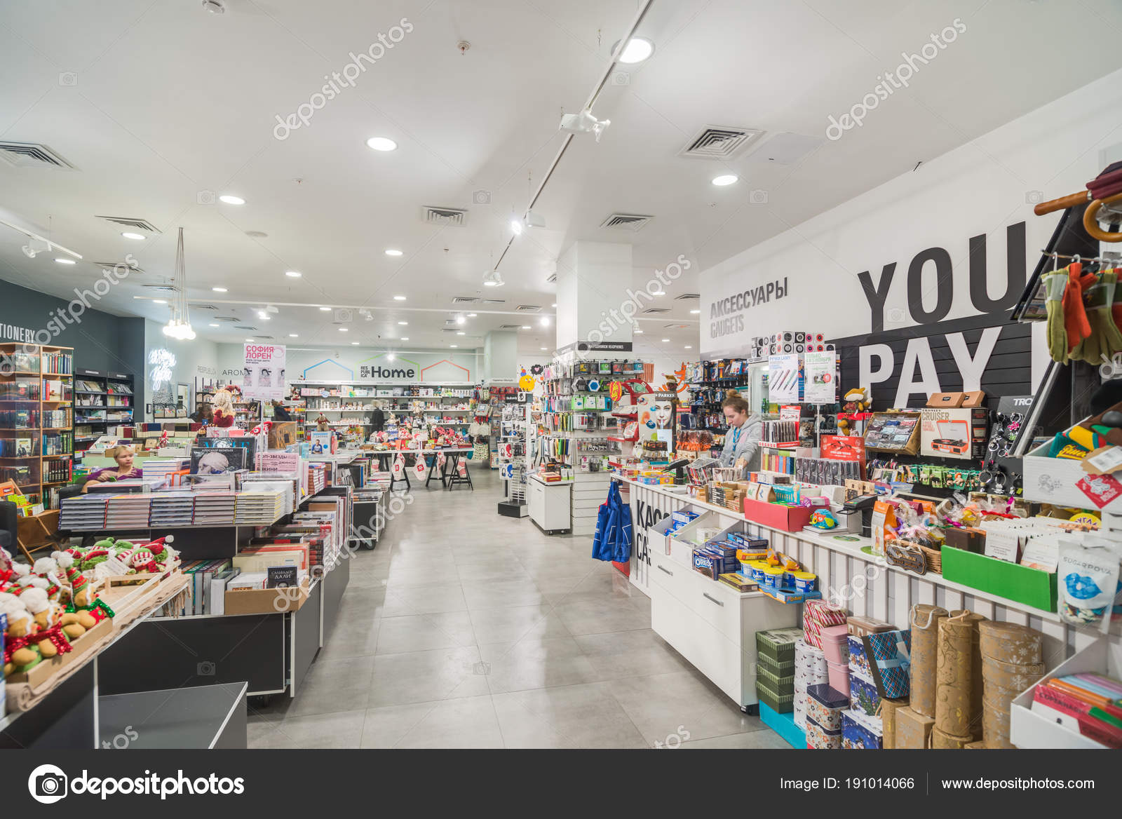 Modern store in shopping mall – Stock Editorial Photo © nikitabuida ...