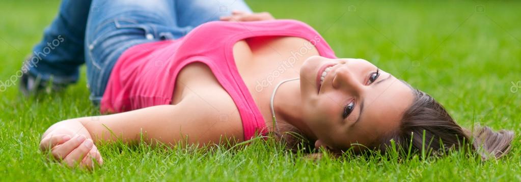 Belle Fille Souriante Heureuse Allongée Dans Lherbe Sur La Prairie Le