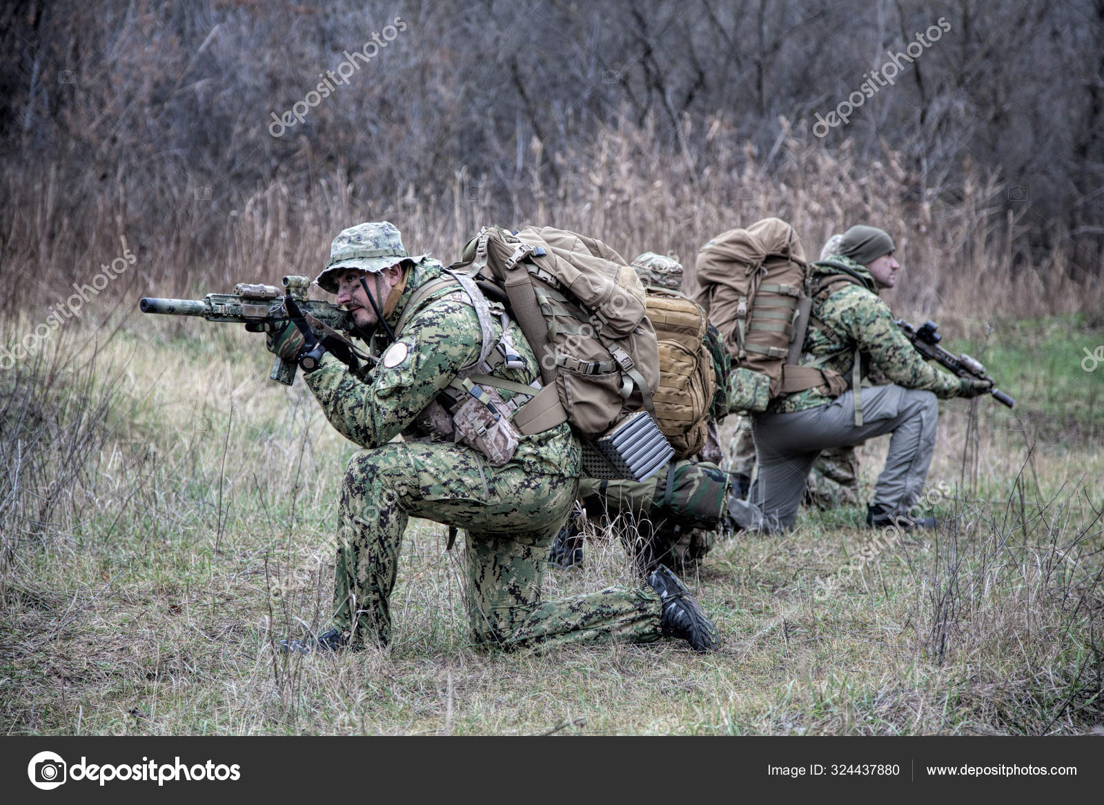 Soldados del ejército táctico militar trabajo en equipo en el bosque ...