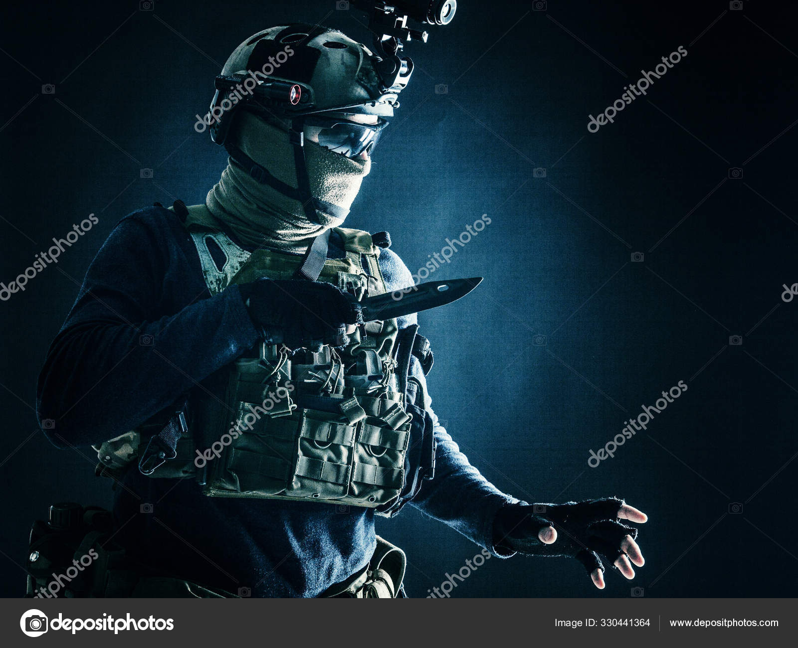 Combatiente comando arrastrándose en la oscuridad con cuchillo — Foto ...