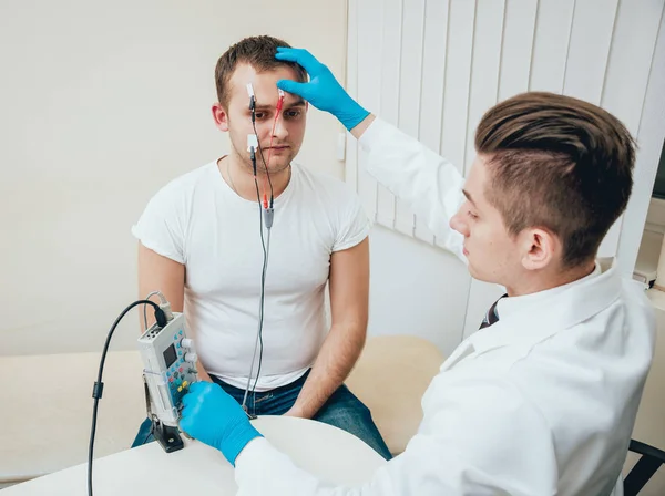 Pruebas de nervios de pacientes mediante electromiograf a. Examen m ...