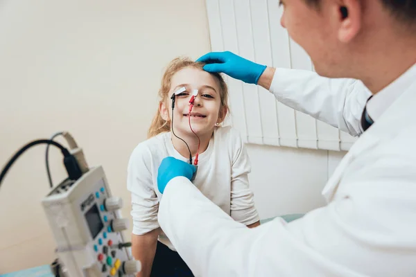 Pruebas de nervios de pacientes mediante electromiograf a. Examen m ...