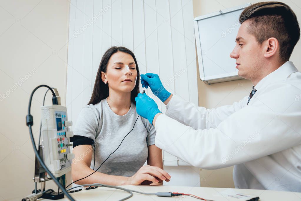 Pruebas de nervios de pacientes mediante electromiograf a. Examen m ...