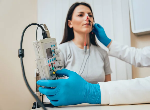 Pruebas de nervios de pacientes mediante electromiograf a. Examen m ...