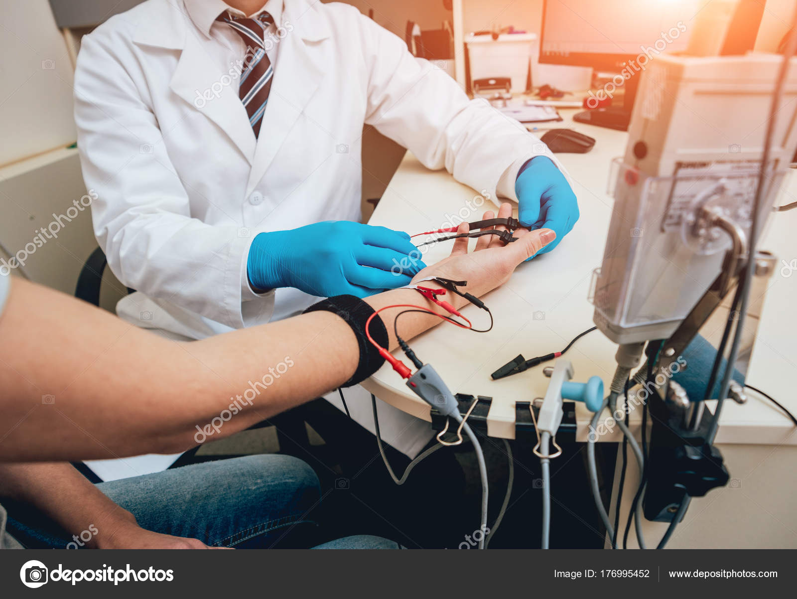 Testy Nerwów Pacjenta Przy Użyciu Elektromiografii Badanie Lekarskie ...