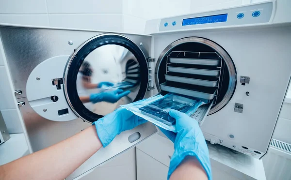 Esterilización de instrumentos médicos en autoclave. Consultorio dental. 2024