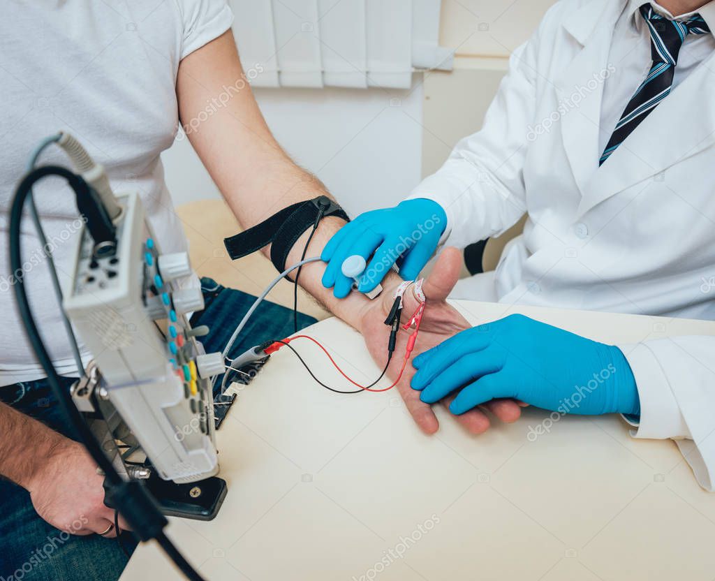 Pruebas de nervios de pacientes mediante electromiografía. Examen ...
