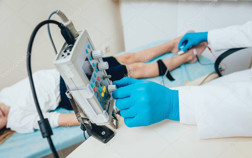 Pruebas de nervios de pacientes mediante electromiograf a. Examen m ...