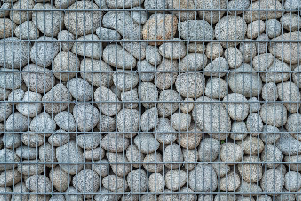 Muro de gaviones hecho de rocas redondas con malla de alambre de acero 2024