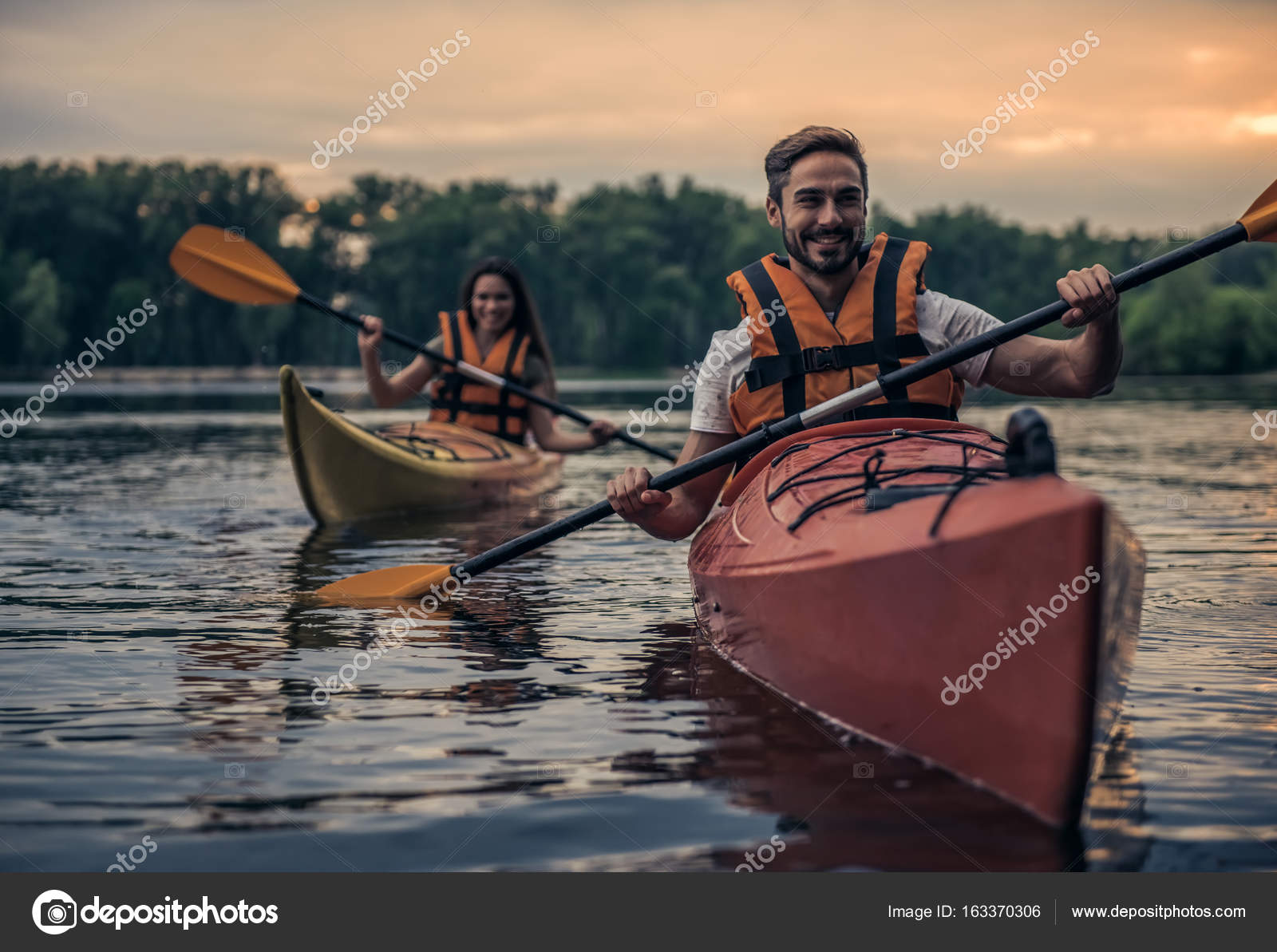Pareja viajando en kayak — Foto de stock #163370306 © GeorgeRudy