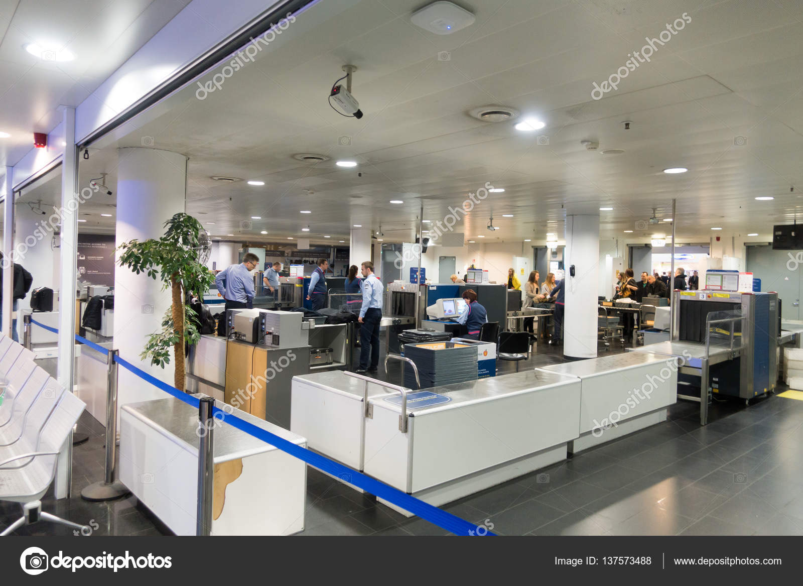 Passengers pass security checks at Domodedovo airport — Stock Editorial ...