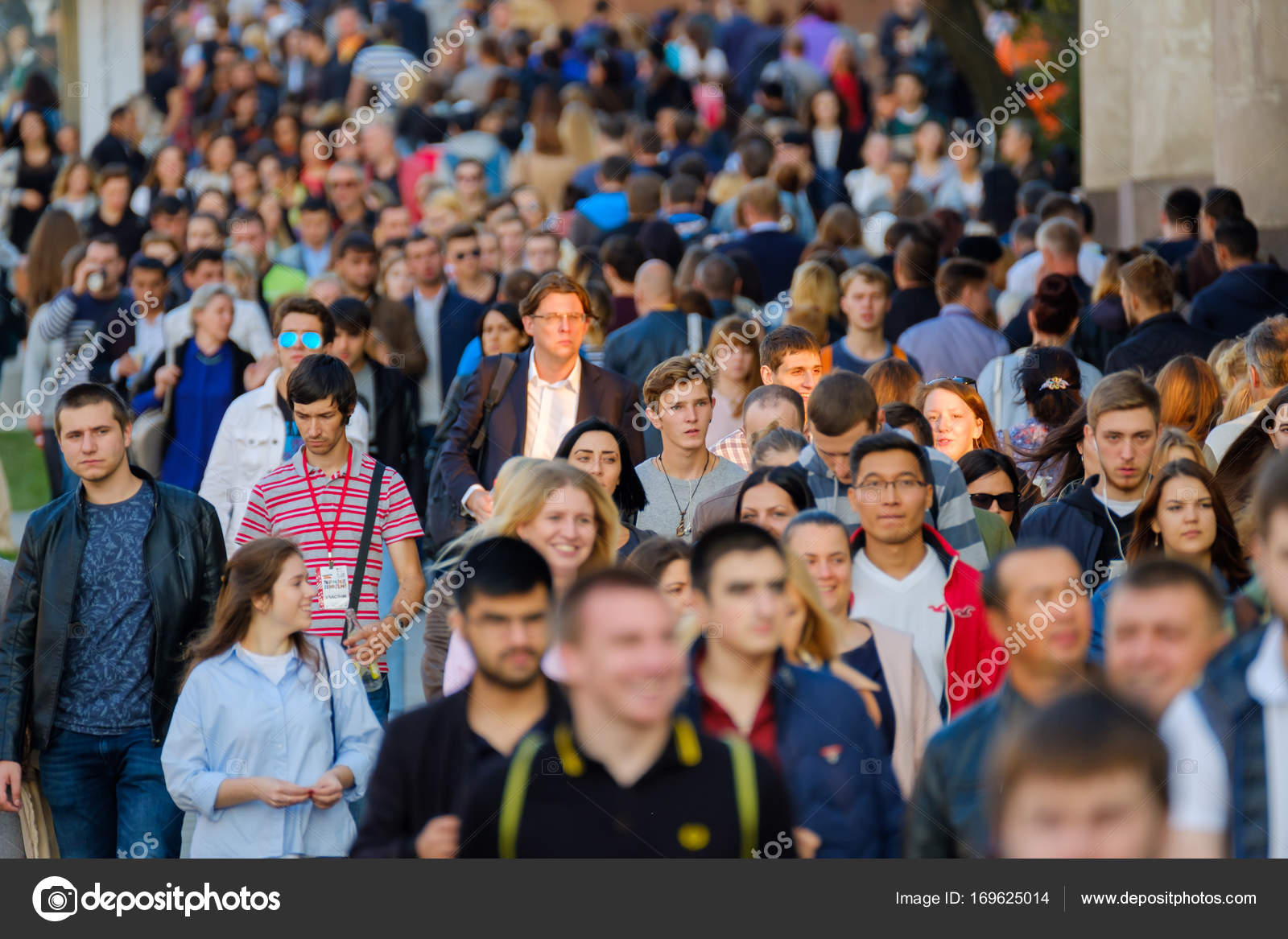 Multidão de pessoas na rua . — Fotografia de Stock Editorial © toxawww ...