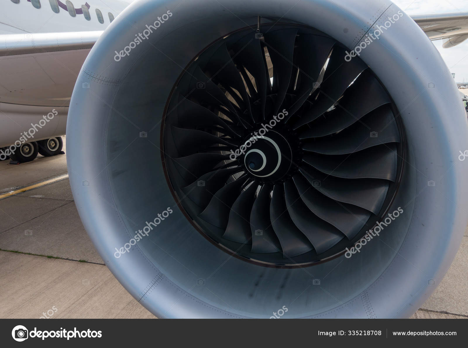 Turbina del motor del avión de cerca — Foto de stock #335218708 © toxawww