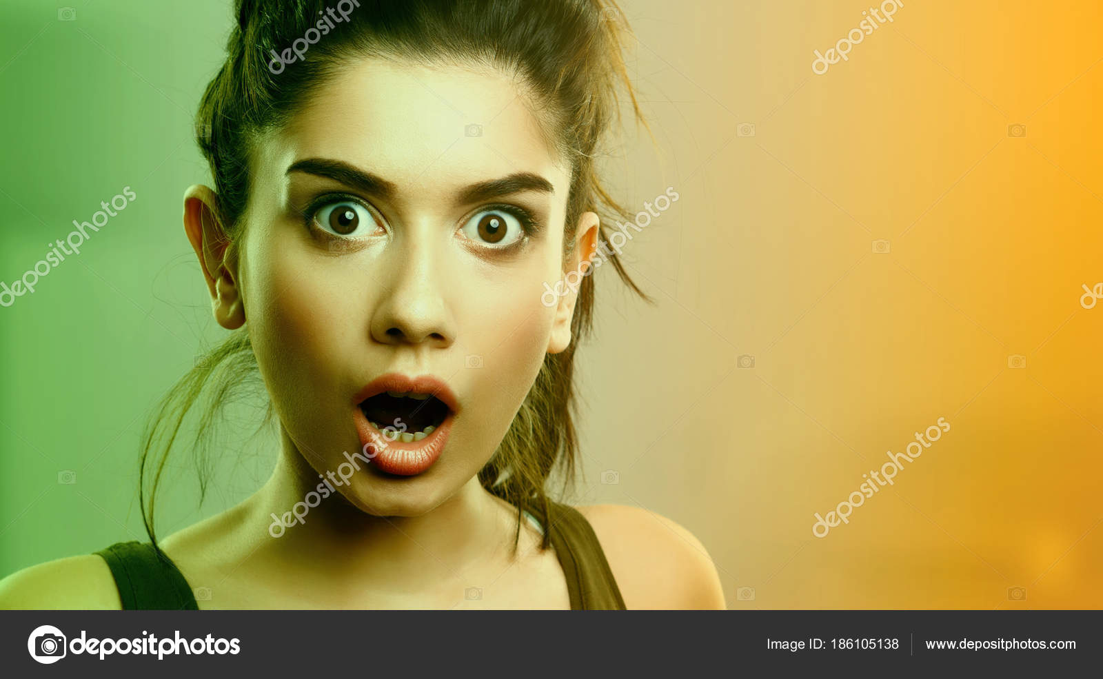 Face expression of shocked surprised young woman — Stock Photo ...