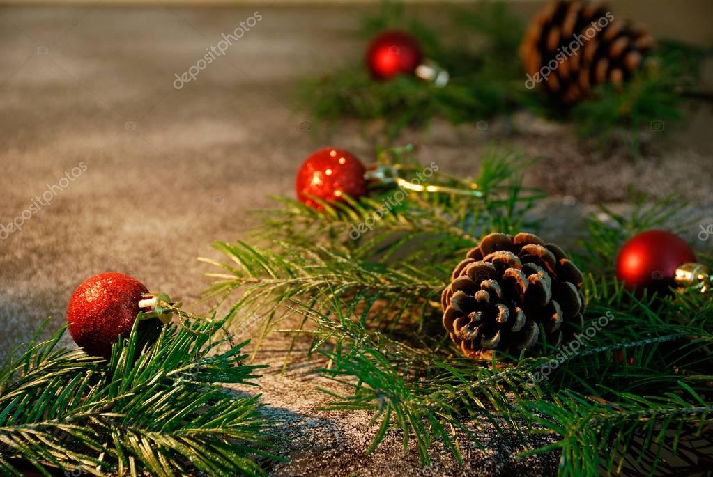 Adorno decorativo de Navidad con bolas rojas, conos de pino, heladas ...