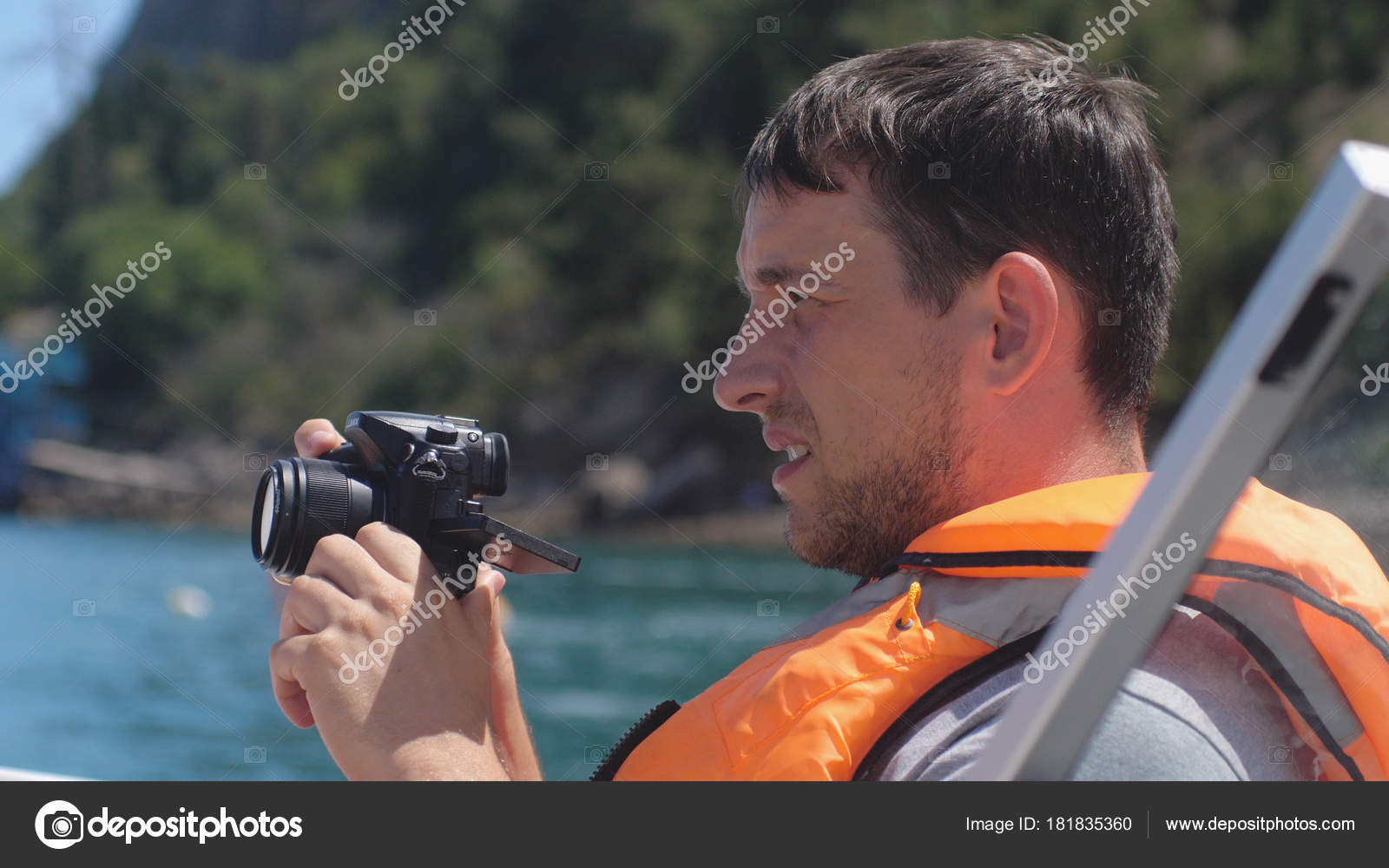 Young man hold a camera while floating on boat in the ocean — Stock ...