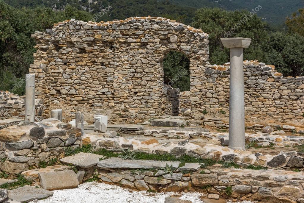 Columnas en ruinas de la antigua iglesia en el sitio arqueológico de ...