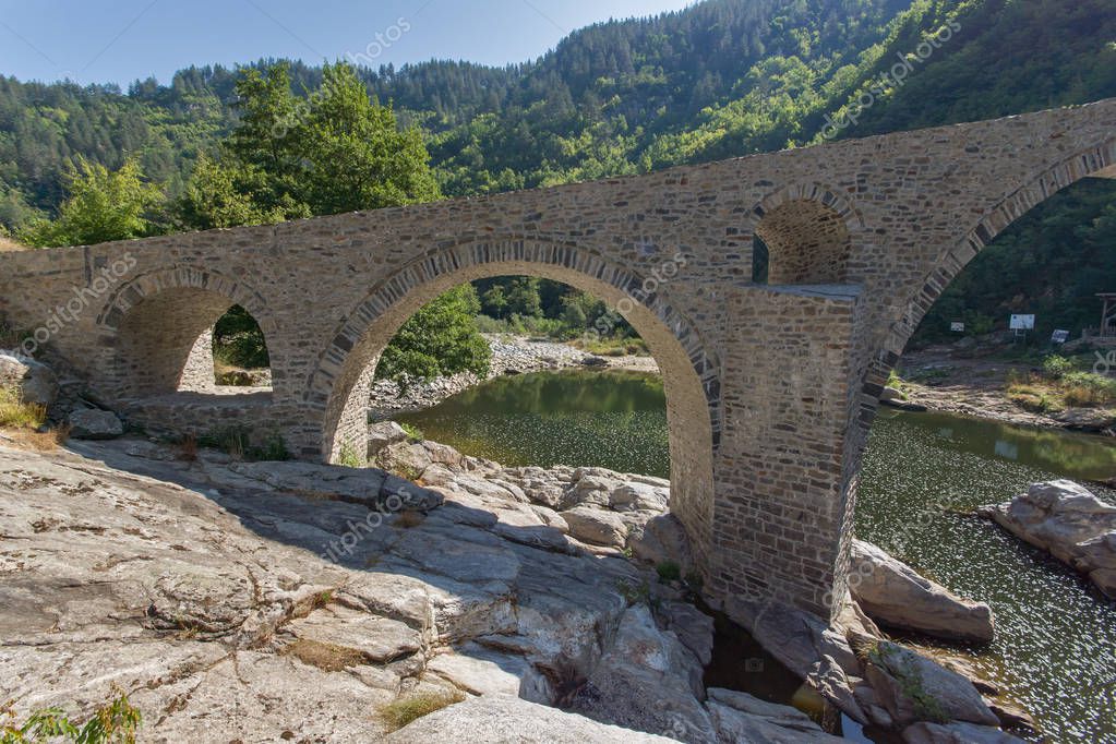 Increíble reflejo del puente del diablo en el río Arda y la montaña ...