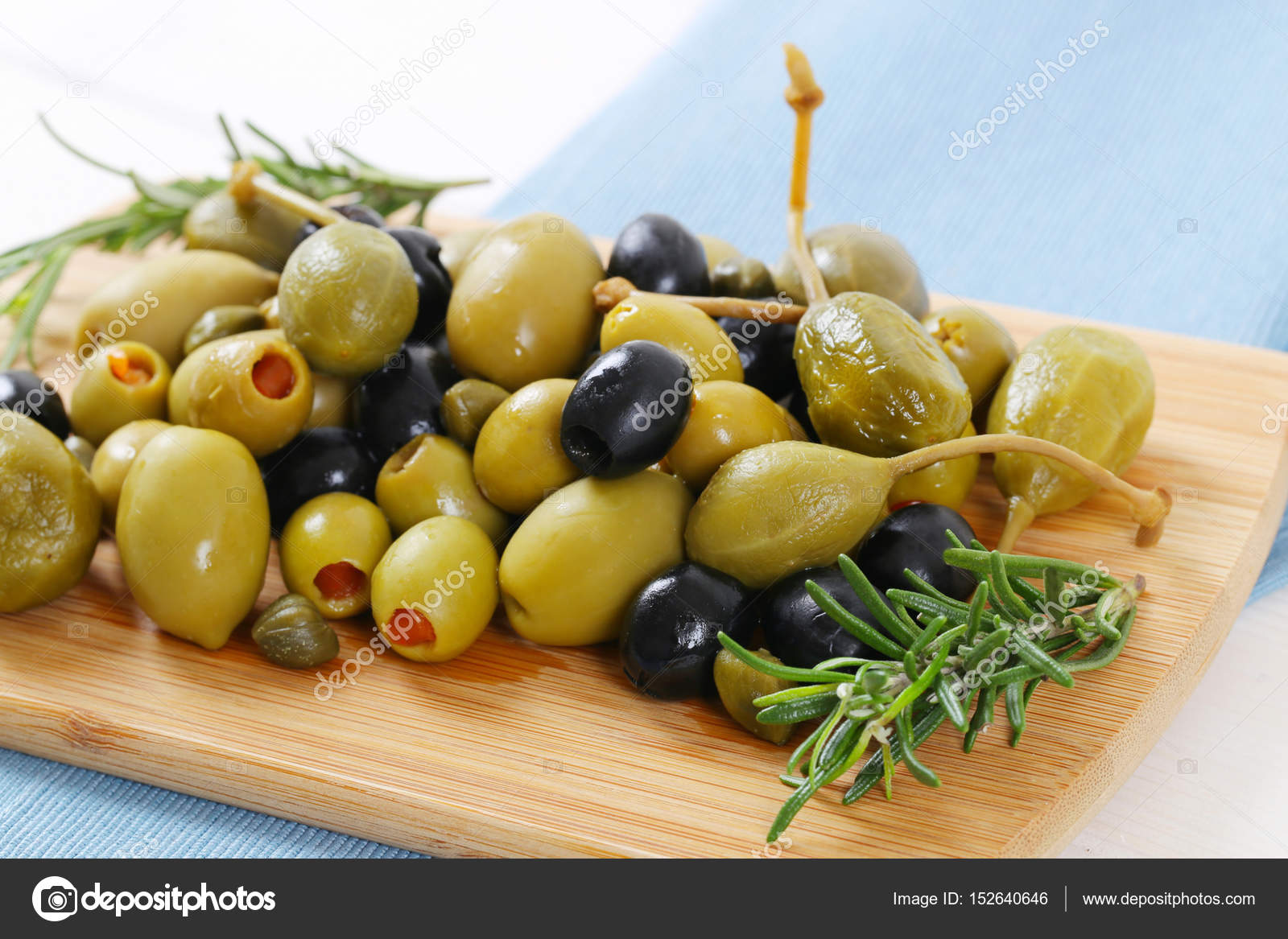 Зеленые и черные оливки с каперсами и каперсами — Стоковое фото ...