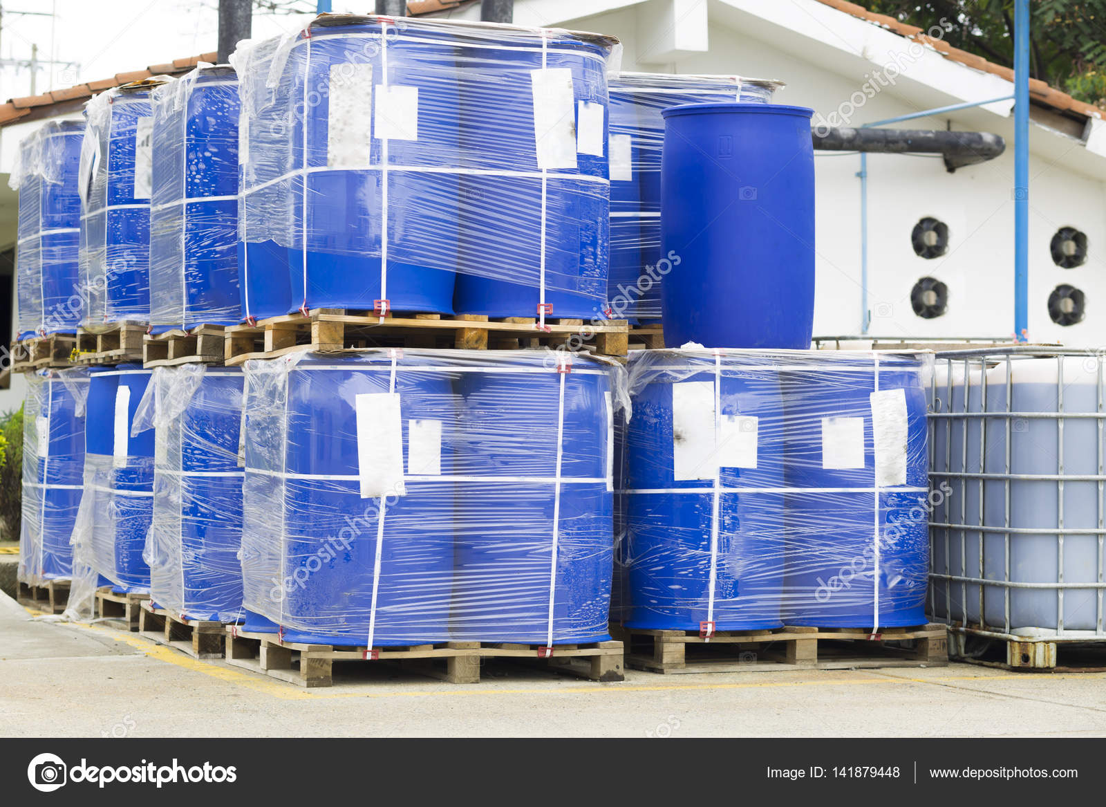 Grandes barriles azules: fotografía de stock © herjua #141879448 ...