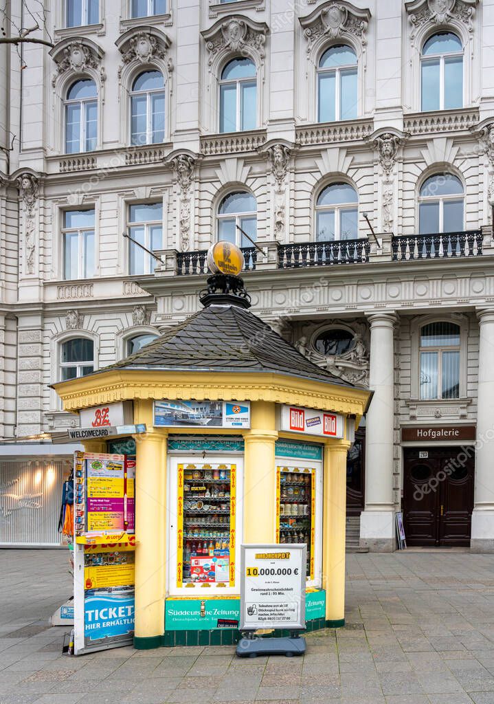 quiosco de peri dico hist rico en Kurfrstendamm en Berl n, Alemania 2024