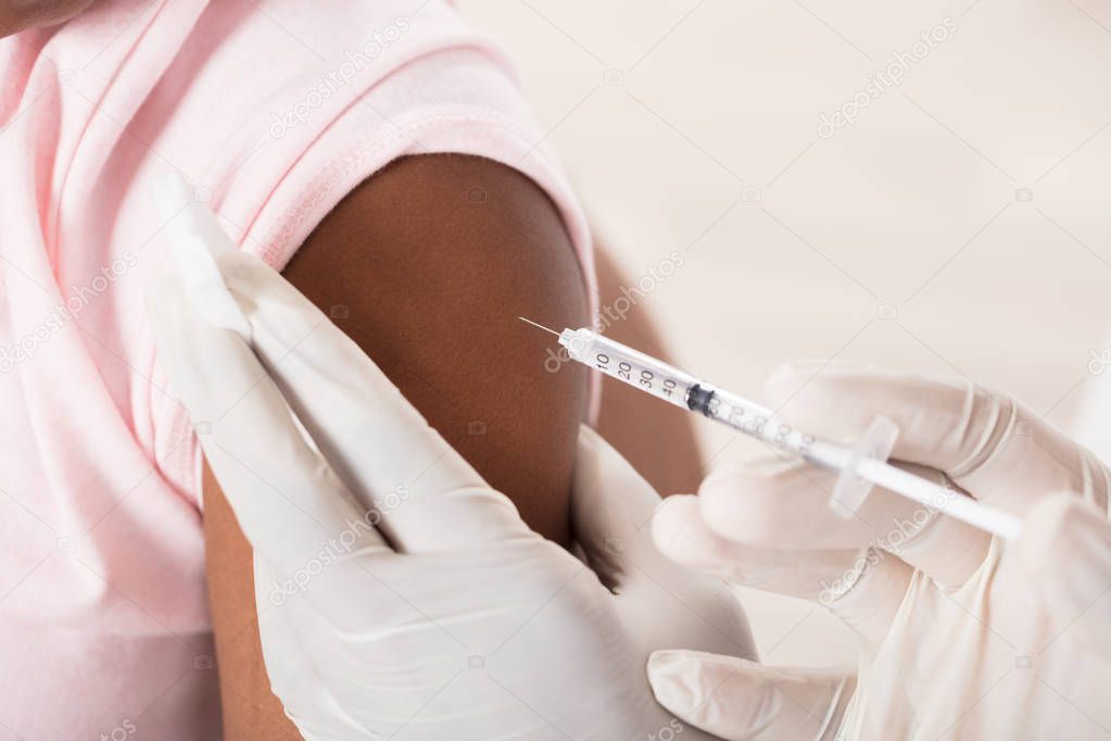 Médico aplicando la inyección al paciente 2023