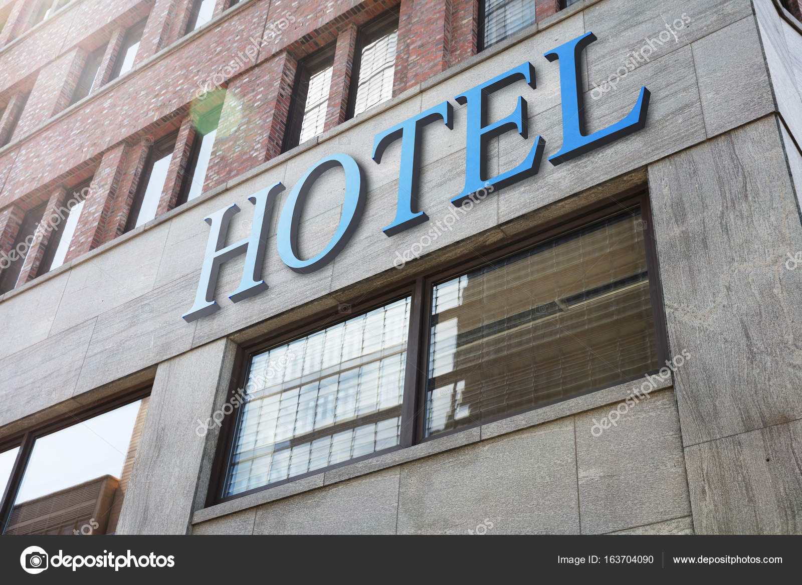 Moderno edificio hotelero — Foto de stock #163704090 © AndreyPopov