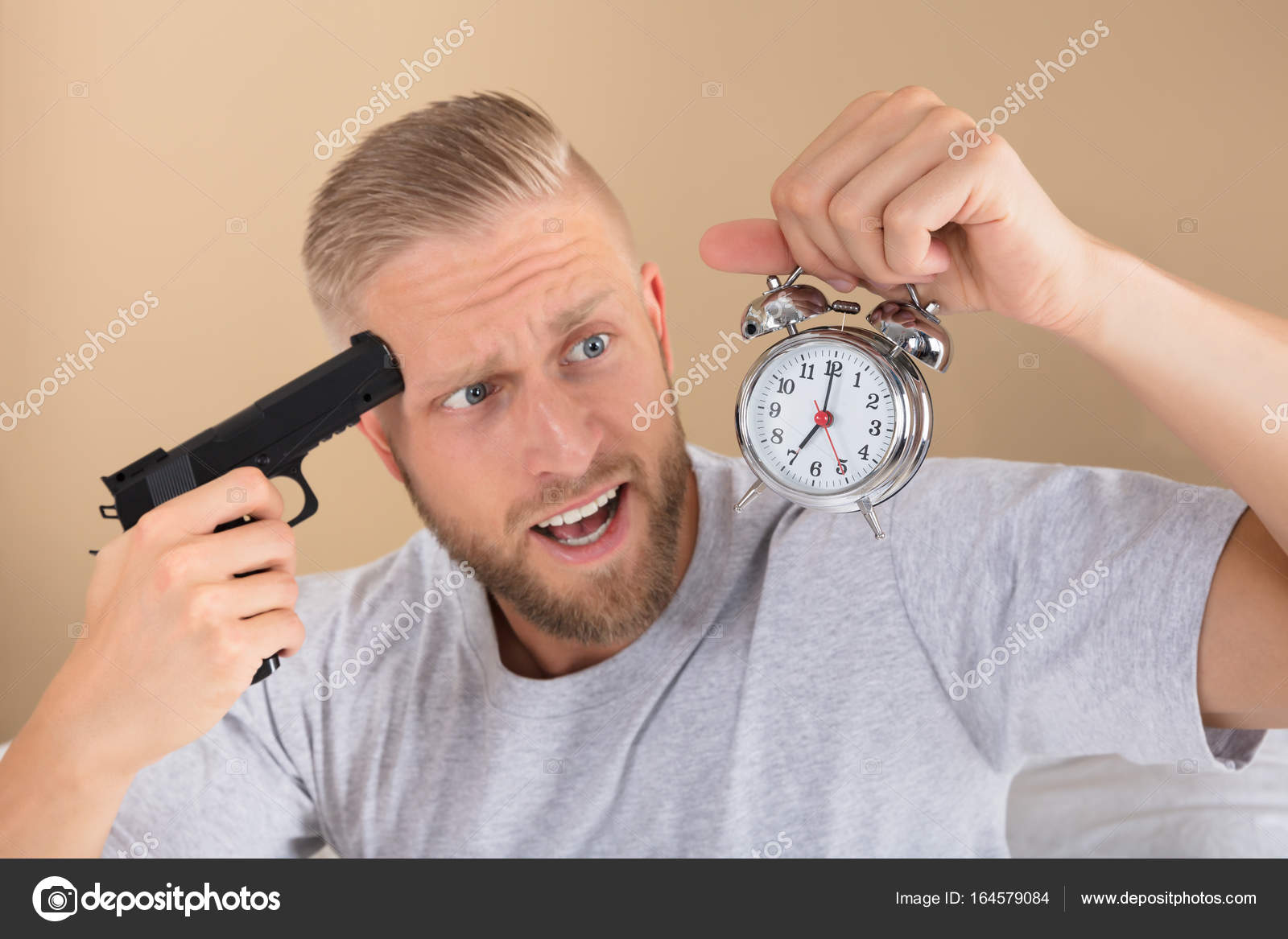 Θυμωμένος άνθρωπος εκμετάλλευση όπλο — Φωτογραφία Αρχείου © AndreyPopov ...