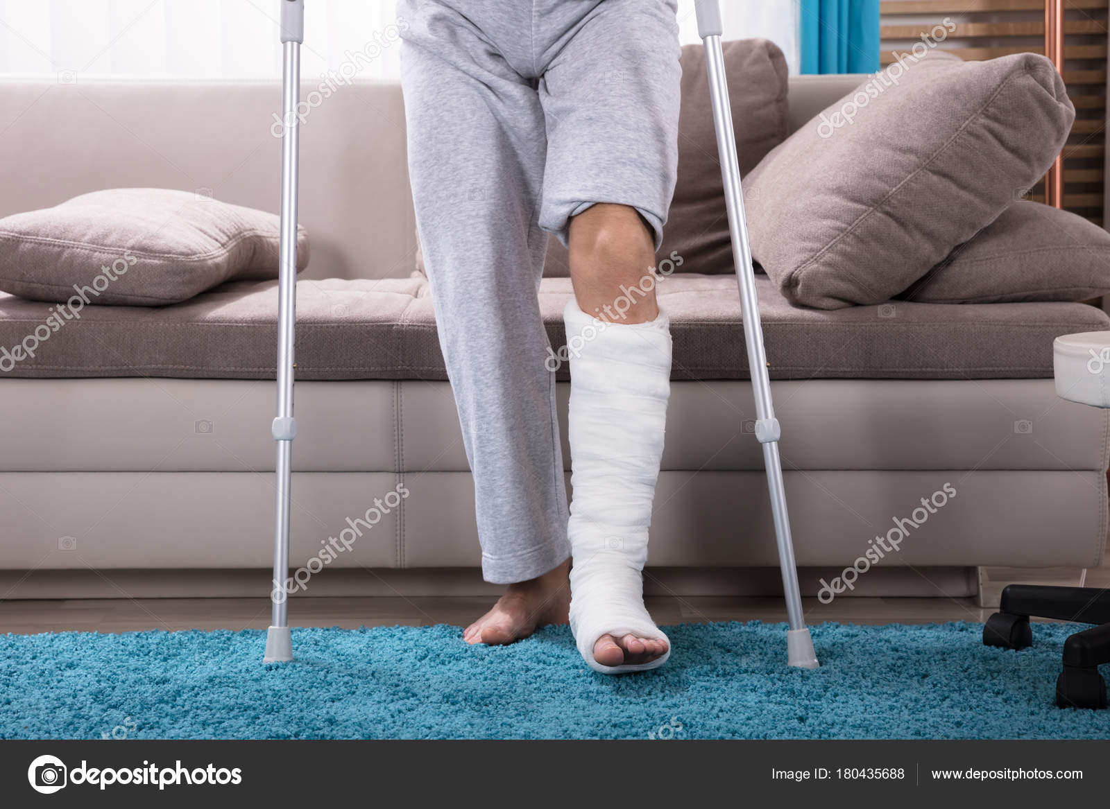 Junger Mann Mit Gebrochenem Bein Mit Krücken Vom Sofa Aufstehen – Stockfoto © AndreyPopov #180435688