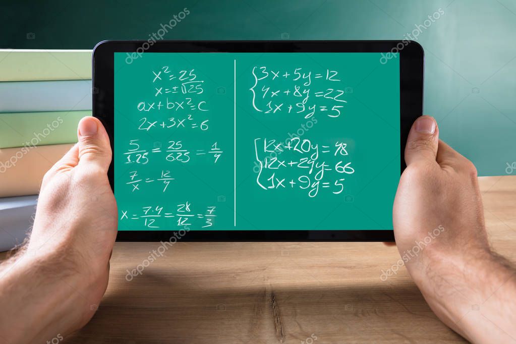 Primer plano de la mano de una persona sosteniendo la tableta digital ...