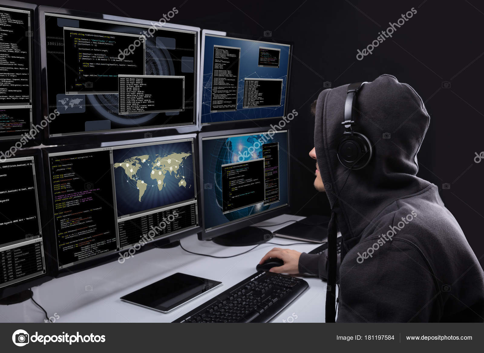 Visão Traseira Hacker Usando Vários Computadores Para Roubar Dados ...