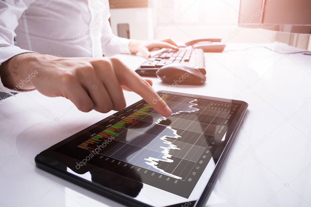 Primer plano del dedo de un empresario tocando la pantalla de la ...