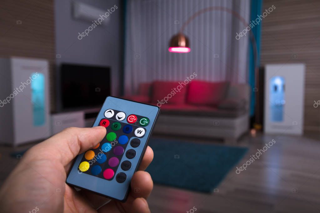 Primer plano de una luz eléctrica de ajuste de mano humana con control ...