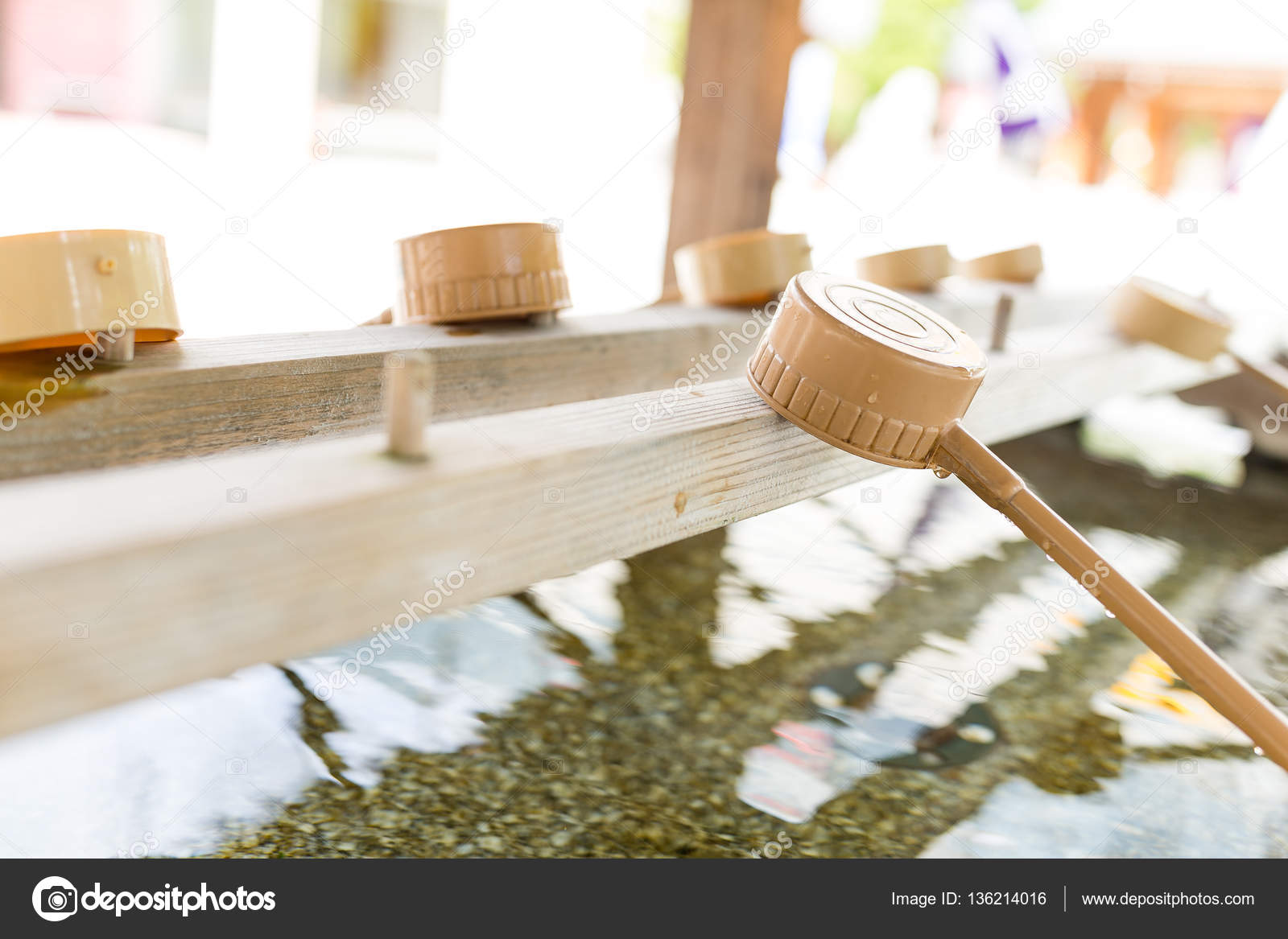 Bamboo water fountain with ladle in Japanese temple — Stock Photo ...