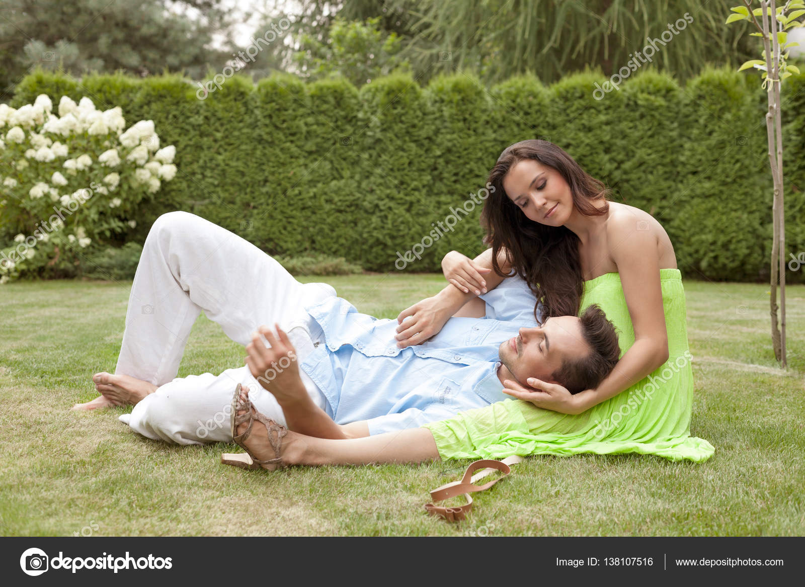 Man lying on woman's lap in park Stock Photo by ©londondeposit 138107516